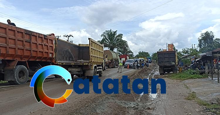 Perbaikan Jalan Jenderal Sudirman Sampit, Akibatkan Kemacetan Panjang - Catatan.co.id