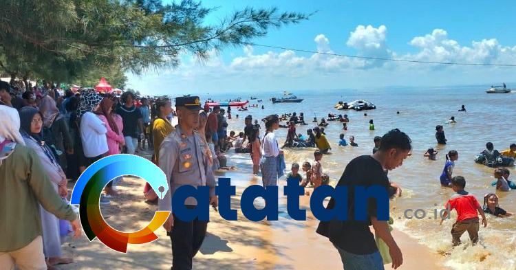 Lebih dari 11.000 Wisatawan Mengunjungi Pantai Ujung Pandaran Selama ...